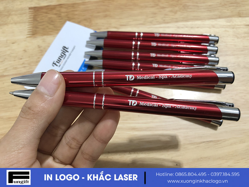 Bút Bi Kim Loại Màu Đỏ Khắc Logo TD Medical - Spa - Academy