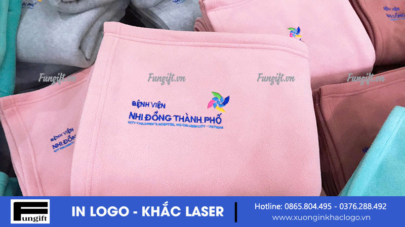 Tổng hợp mẫu chăn gối nỉ thêu tên theo yêu cầu