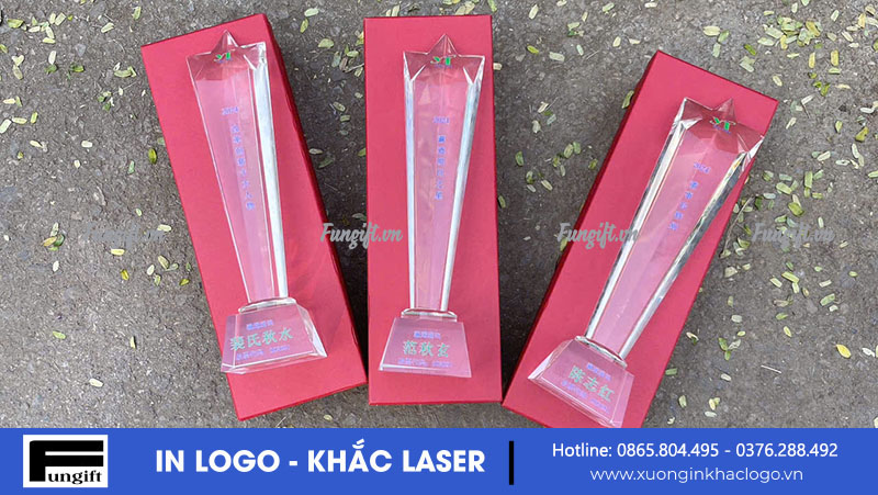 Cung cấp cúp giải thưởng in logo công ty Yi theo yêu cầu